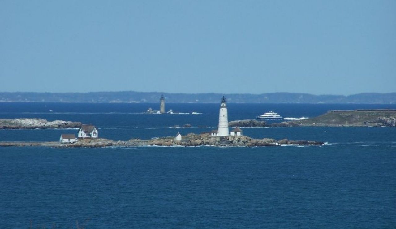 18 Iconic Lighthouses That Mark the Nation’s Shores | Backroad Planet