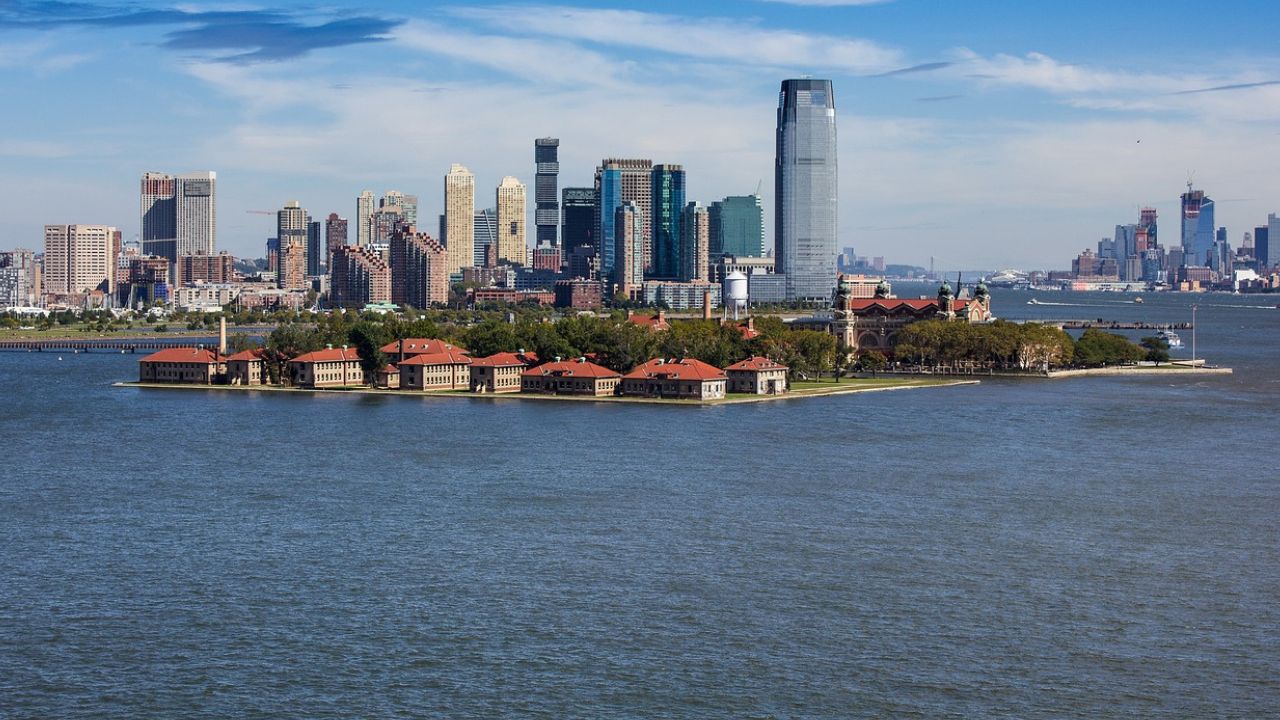 8 Lake Destinations That Have Become Almost Too Overdeveloped to Enjoy ...