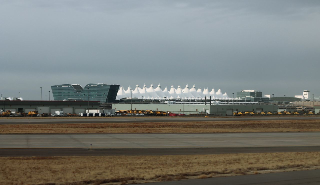 7 Longest Commercial Runways in the U.S. You Can Actually Visit ...