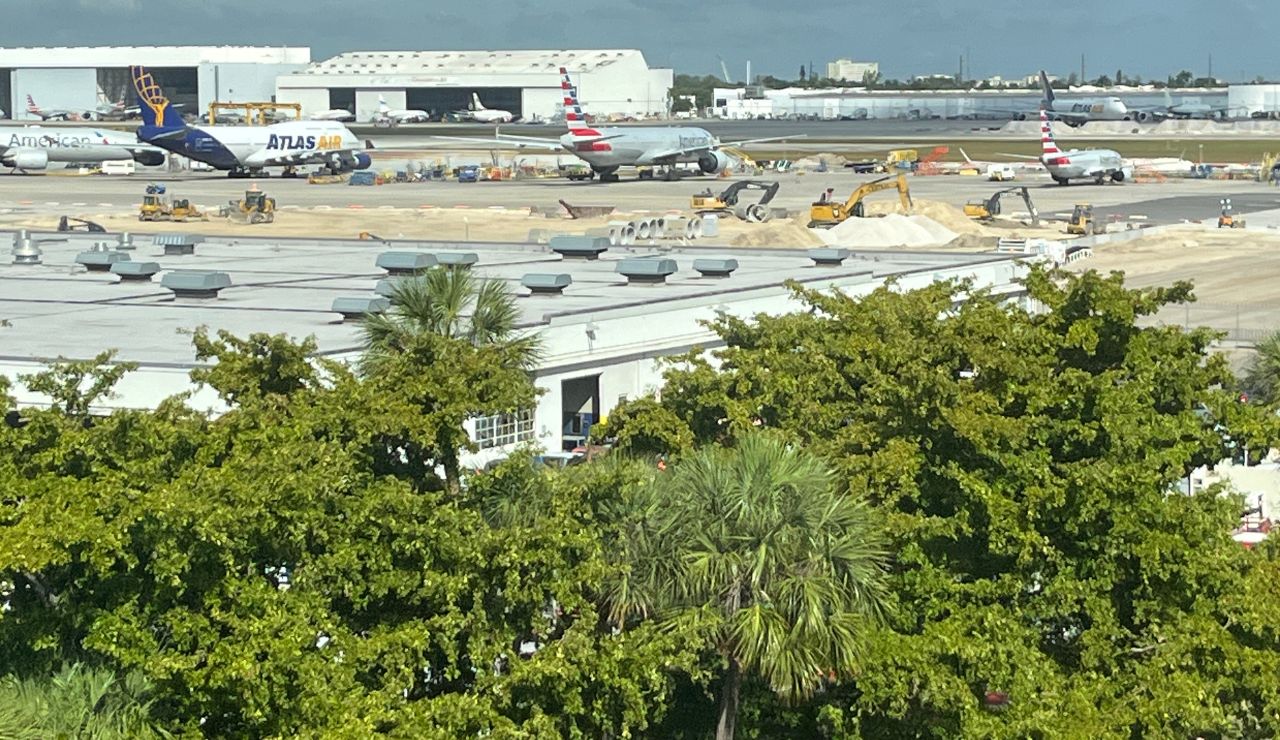 7 Longest Commercial Runways in the U.S. You Can Actually Visit ...