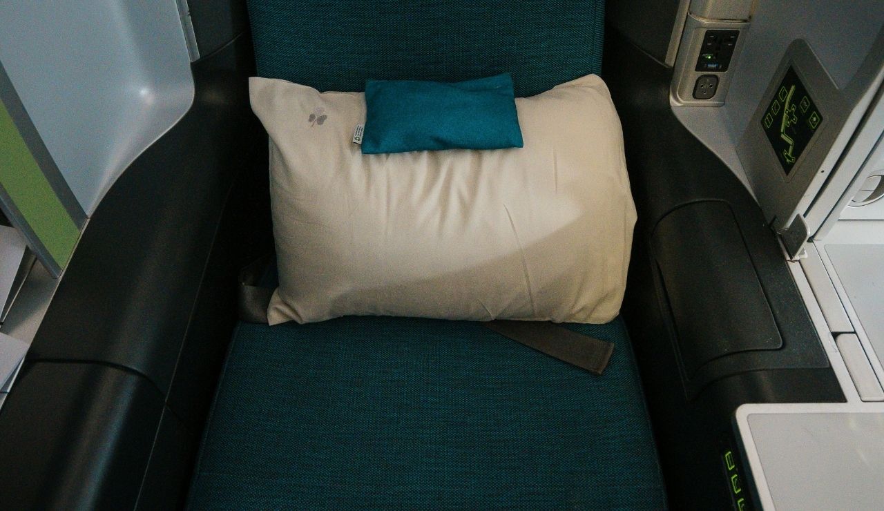 What Really Happens to Airline Pillows and Blankets After You Land ...