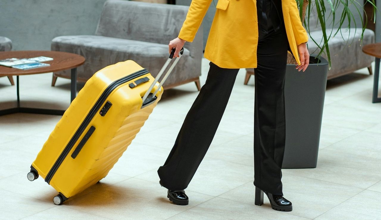 Why Baggage Handlers Say Tying a Ribbon to Your Luggage Is a Bad Idea | Backroad Planet