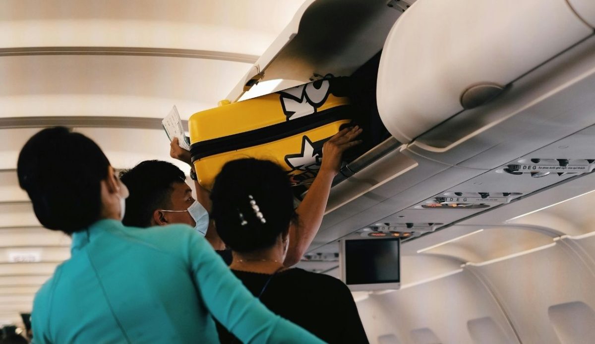 7 Flight Rules That Can Get You Removed From a Plane Even Without ...