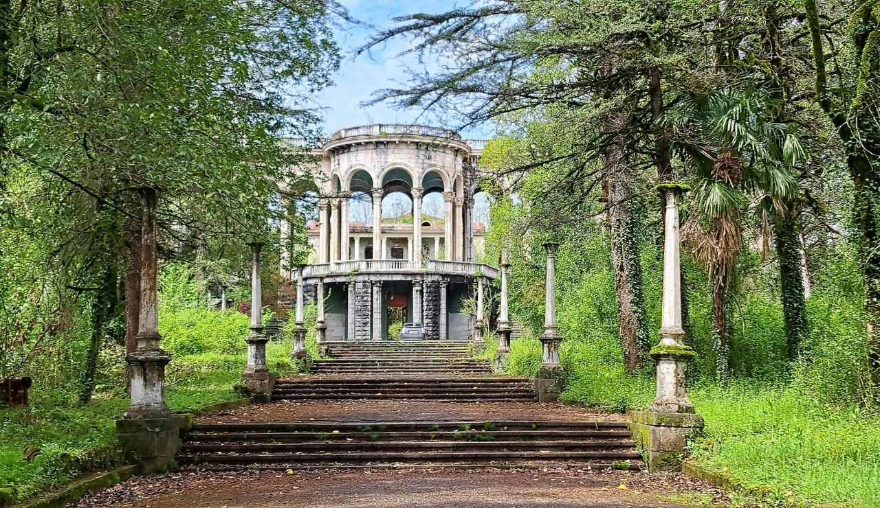 12 Iconic Architectural Landmarks Slowly Falling Into Ruin | Backroad ...